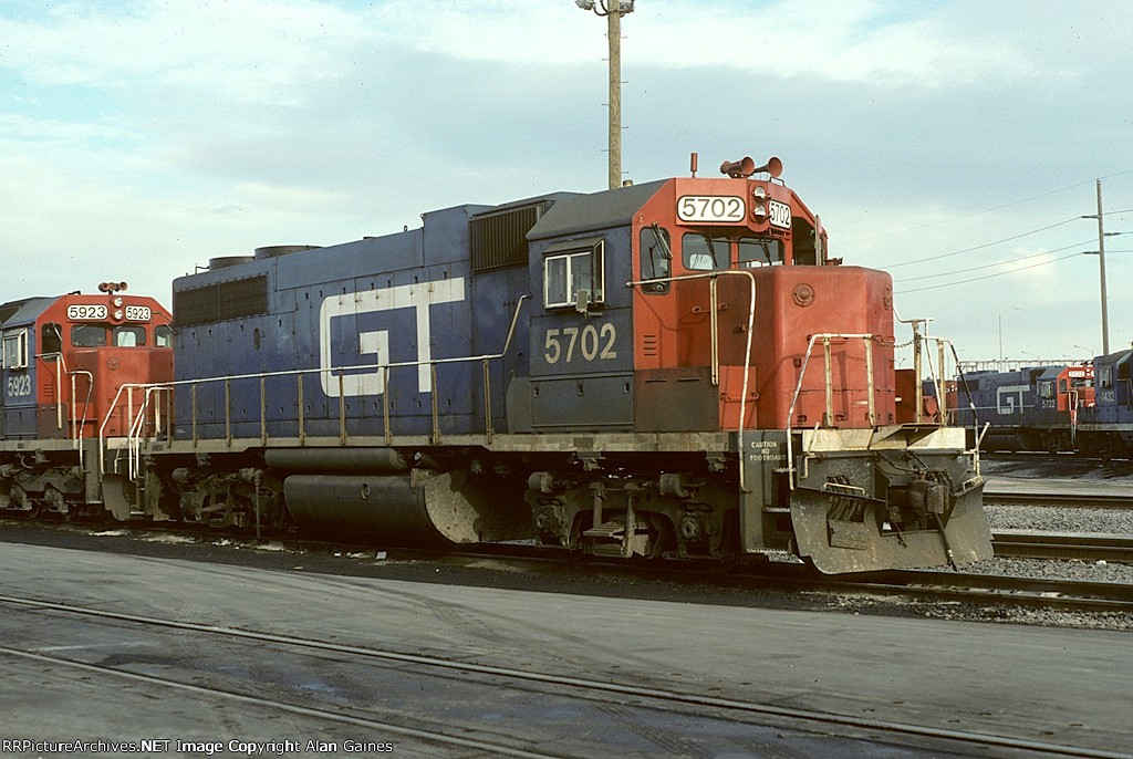 GTW GP38-2 5702